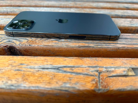 iPhone 12 Pro: Черный бриллиант в твоих руках!