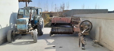 Traktor pres padborshik bilan