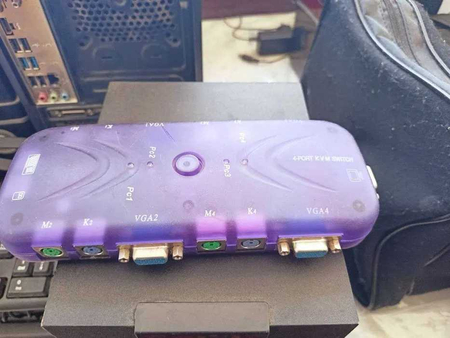 Srochna Yuqori sifatli VGA 4 port KVM Switchni