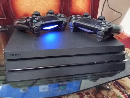 Playstation 4pro 1 tb, +2 djoystik original i vse shnuri