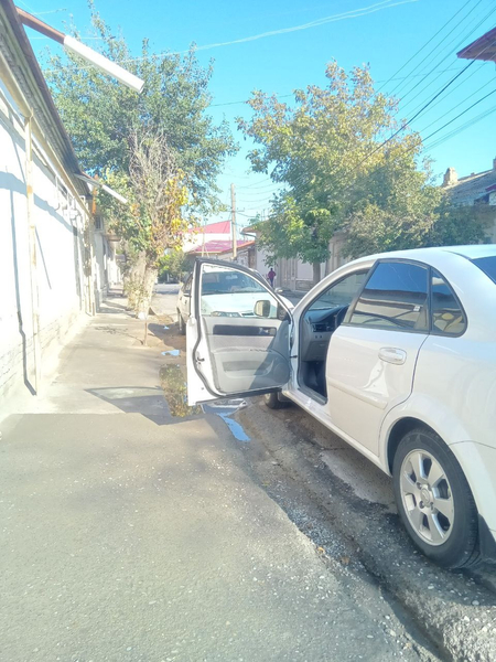 Hovli sotiladi. Uy.