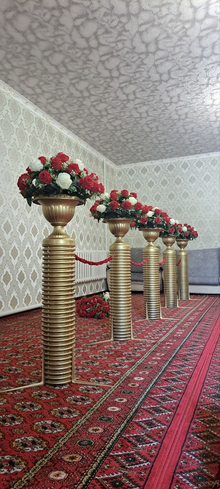Gullar sotiladi. Podstavkali gullar cheklanmagan miqdorda.