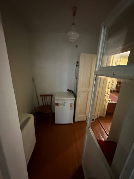 2 xona gʻishtlik kvartira sotiladi 6 metr balkoni bor