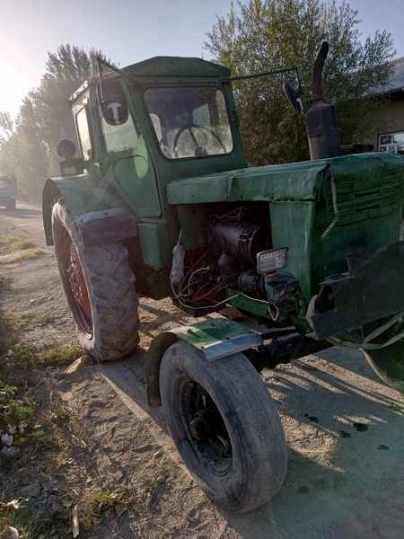 T40 traktor sotiladi
