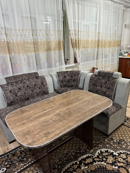 Кухонный уголок со столом