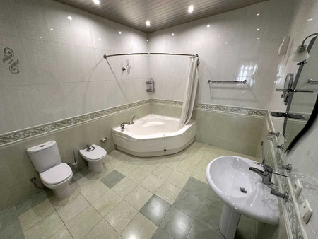 Аренда квартира.Метро Космонавты 700 м² на участке 6 сот (J3104 )