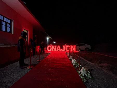 Onajon Otajon. Dekor. Arka