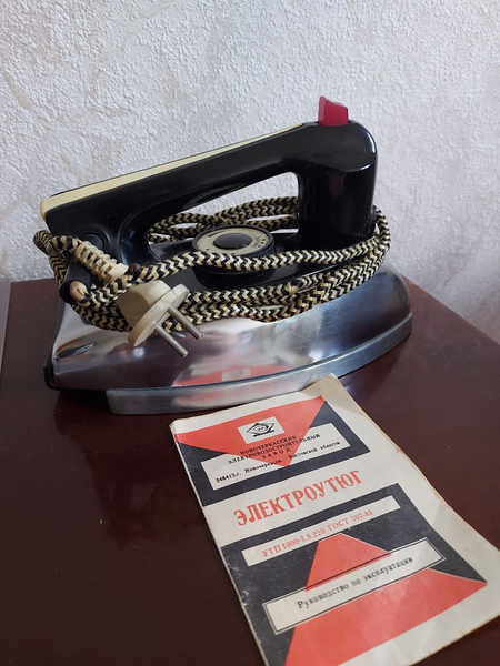 Утюг электрический с отпариванием и без отпаривания. СССР. Тяжелый.