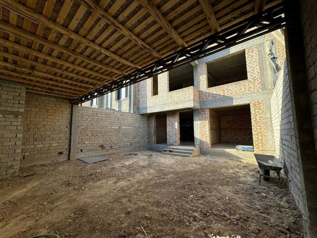 МЕХНАТДА 800 м участка-короб сотилад 2,5 сот.3этаж,450м2,ховли 1 сот