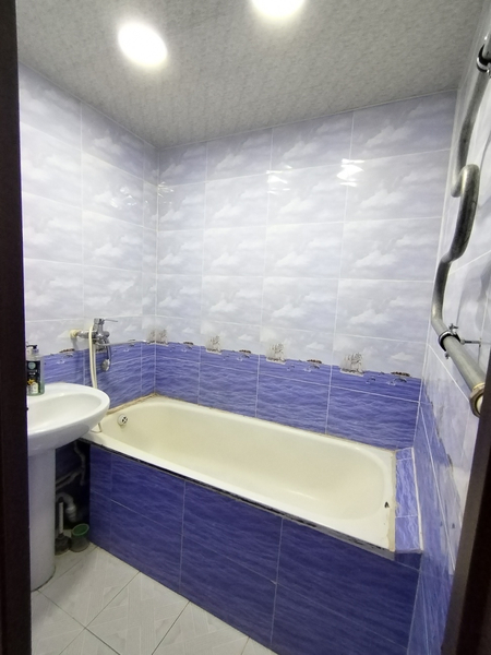 SOTILADI 2 xona 2 etaj 9 mkr Troxlestnik Tong yonida 565 mln