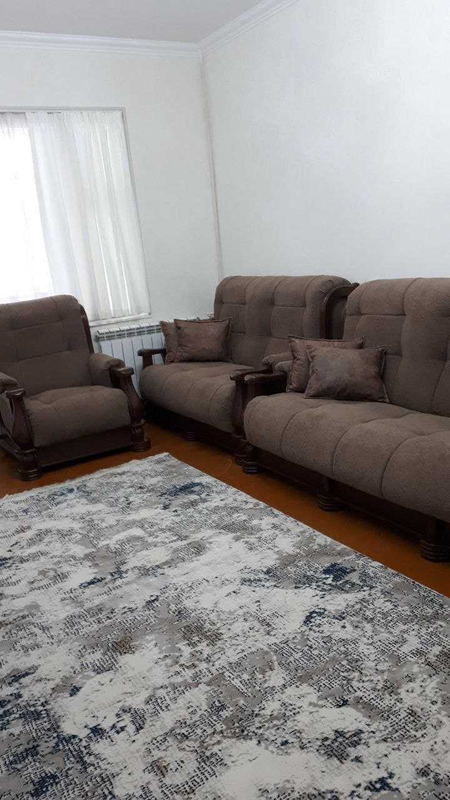 Сдается 4 ком в центре , Садыка Азимова семье. Недорого.
