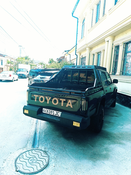 Toyota Hilux 2004. 4x4 Blokirovkasiyam bor