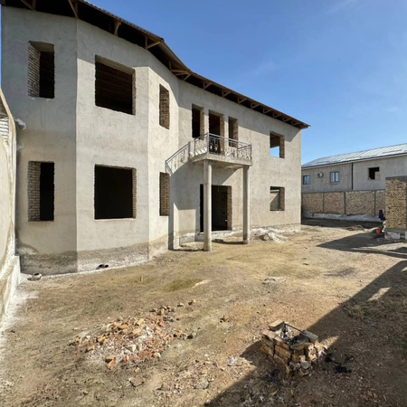6.8 sotixli karobka hovli sotiladi.
Hovlida 7ta xona,  3ta sanuzel Va