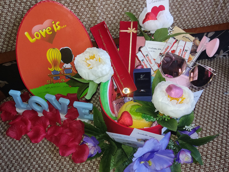 Незабываемый и роскошный подарок для девушек Love is ,3 в 1