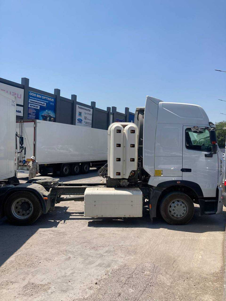 Тягач Howo-T7H 460 4x2 CNG Механика 1 мостный