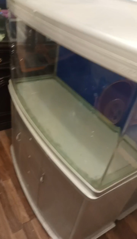Akvarium sotiladi zavod xitoy xolati ideal 1 metr uzunligi soni 2 ta