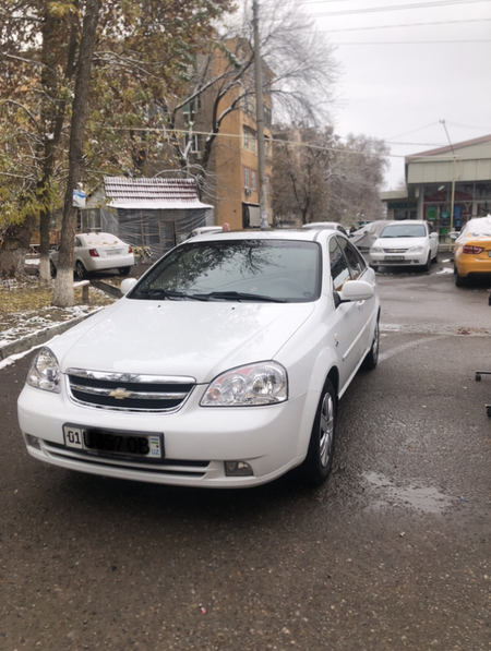 Chevrolet Lacetti 1,8 sotiladi holati yahshi ozimmizzi moshina