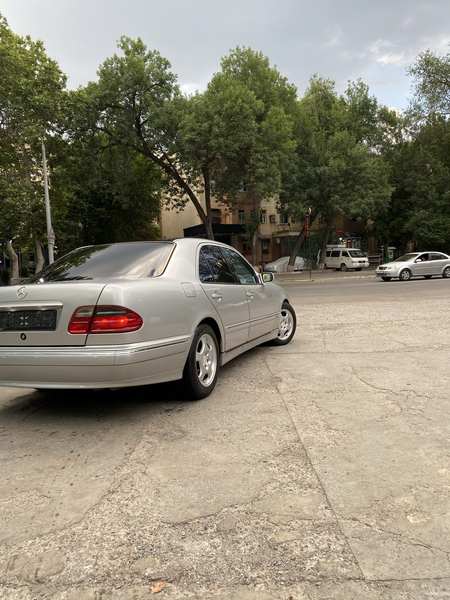 W210 Mercedes Benz