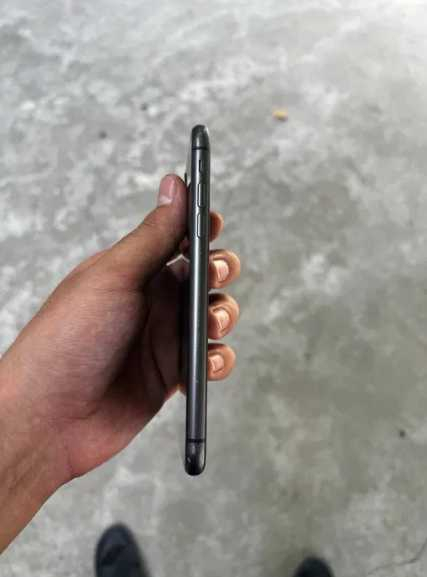 iPhone 11 Black 64 GB
