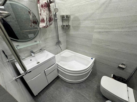 Ор-р ЖК Камол канстракшин
Метро: Шахрестан 
3/6/11 80м²