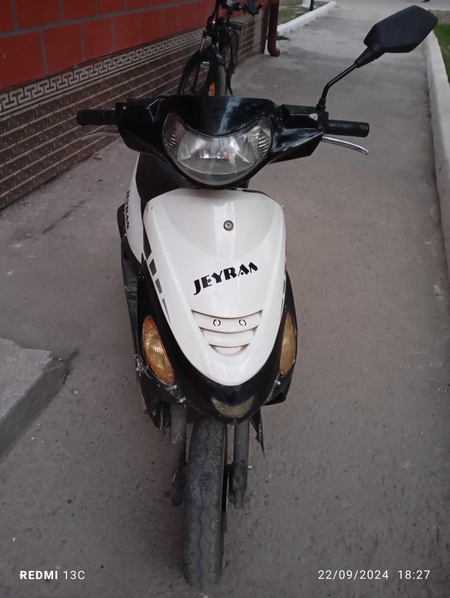 Benzinli skuter jayron sotiladi.