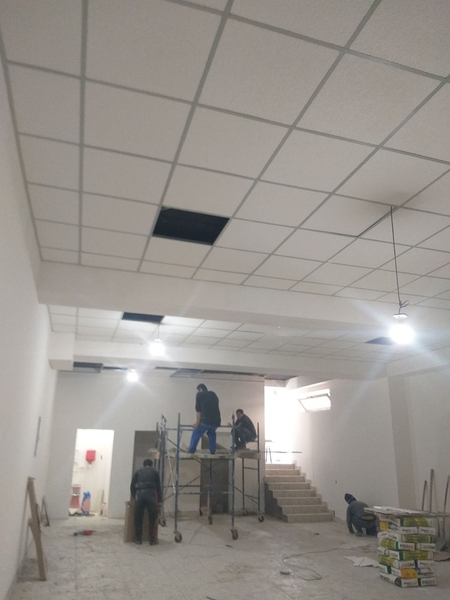 Aрмстронг.Ishlab chiqaruvchidan gipsli potolok turi Armstrong.
