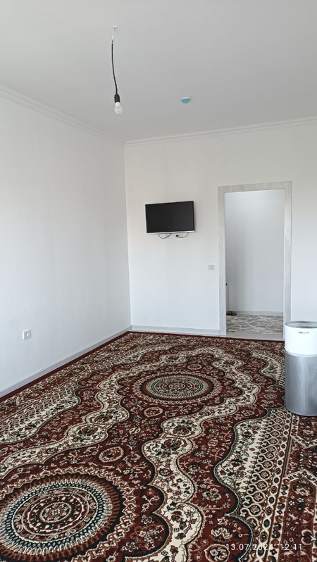 Yangihayot tumanida 3 xonali yangi kvartira sotiladi.