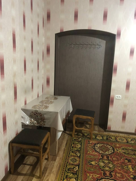 Аренда 2х комнатная на первом этаже