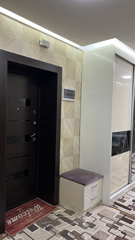 Срочно продается 3 комнатная квартива в центре Янгиюля персидский