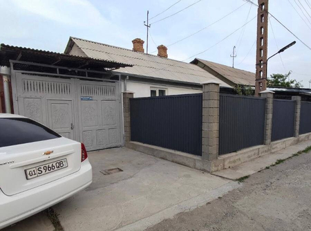 В центре городе Гулистане 5 комнатный коттедж. Ориентир 7 мая школа.