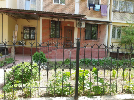 Продается двух-комнатная квартира на первом этаже