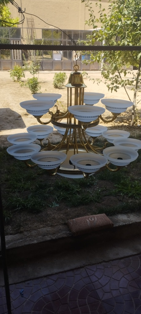 Lustra 18 ta lapichka ketadi