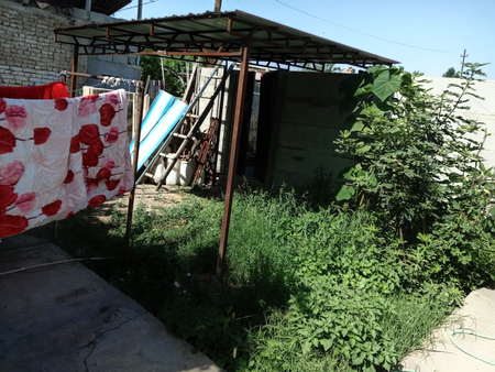 Продаётся, дом у дороги 1 большой комнатой туалет и ванна в доме.