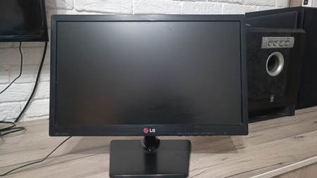 Монитор LG в хорошем состоянии