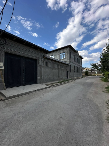 Zenit Tiklanish mahallasida Uglavoy 6 sotix 12 ta xona  860 m2