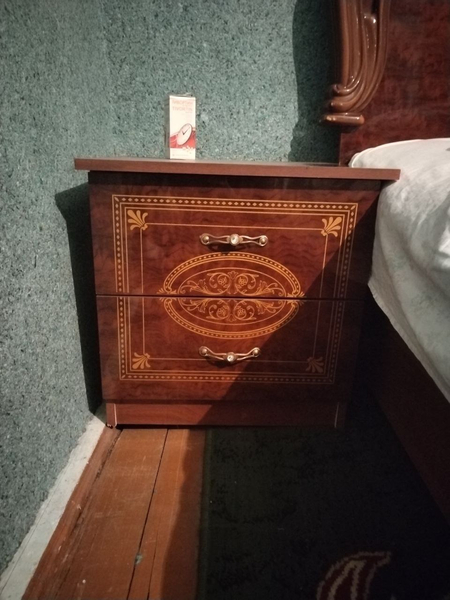 Спалний диван, трюмо шкаф, 2та тумбичкаси