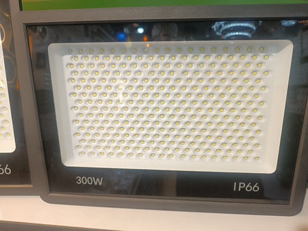 Projektor 220 vatt elektr energiyasida ishlaydi