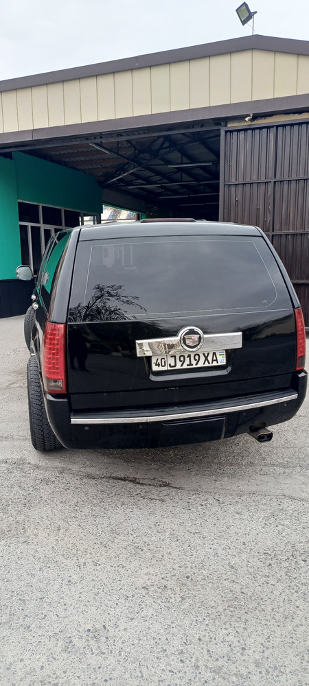 Cadillac escalade sotiladi