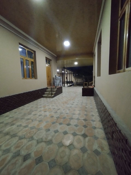 Hovli sotiladi qulay joydan
