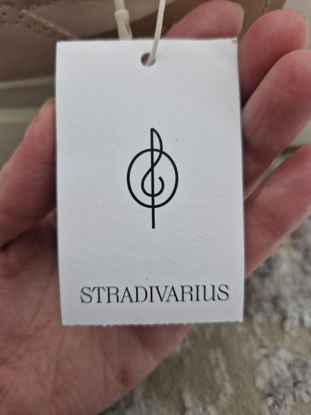 Новые кроссовки от бренда Stradivarius