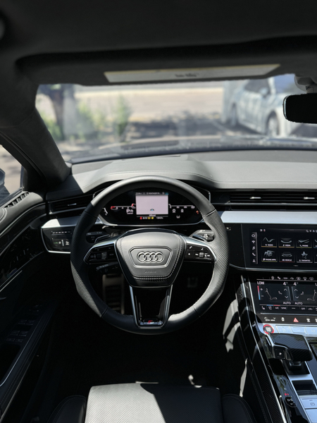 Audi S8 2023 (срочно)