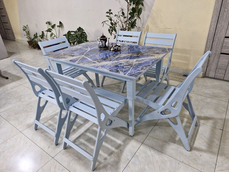 Стол и стулья в комплекте