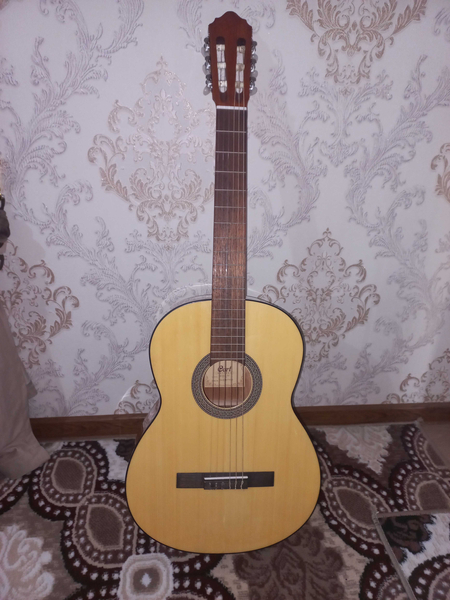 Klassik gitara sotiladi