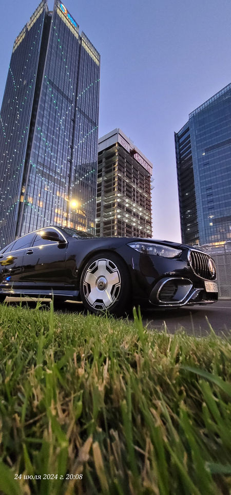 To'y va marosimlar uchun kortejga Mercedes va boshqa moshinalar