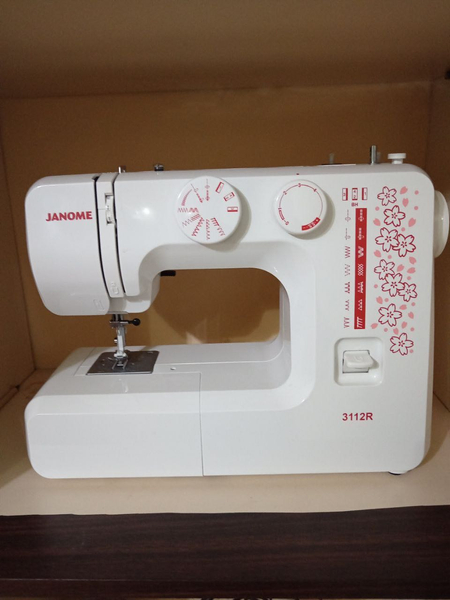Продам швейную машинку Janome
