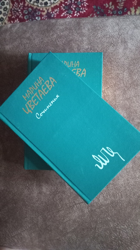 Книги знаменитых поэтов Цветаева, Ахматова,  Гумилев