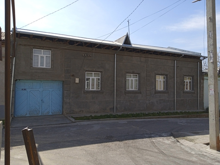 Уй сотилади. 8 сотихли яшап турган хонадон сотилади .