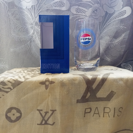 Стакан с логотипом PEPSI.