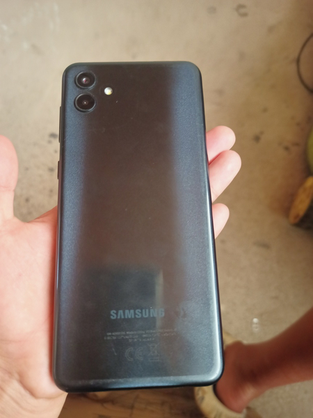 Samsung galaxy a04 4+2/64 holati yaxshi ekrani ozgina singan