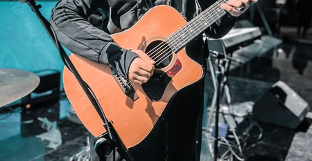 Akustik Gitara (jeleska)